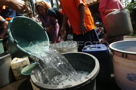 KRISIS AIR BERSIH ANTARA Foto