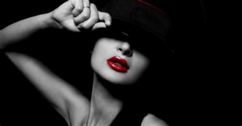 Sexy Tip Prendas Y Labios De Color Rojo