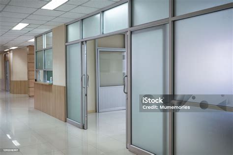 병원 복도 와 드에 열린 문 병원에 대한 스톡 사진 및 기타 이미지 병원 문 사무실 Istock