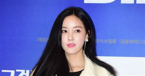포토 효민 블랙and화이트로 시크하게
