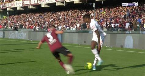 Leao colle un petit pont à un adversaire avec un geste technique de