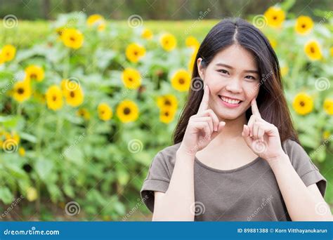 De Leuke Glimlach Van De Portret Aziatische Thaise Tiener Met