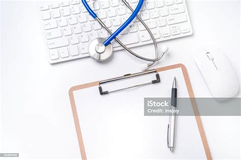 의료 개념 흰색 배경에 컴퓨터 키보드에 청진기 의사 장기 치료 치료 개념 상단 보기 플랫 레이 복사 공간 0명에 대한 스톡 사진