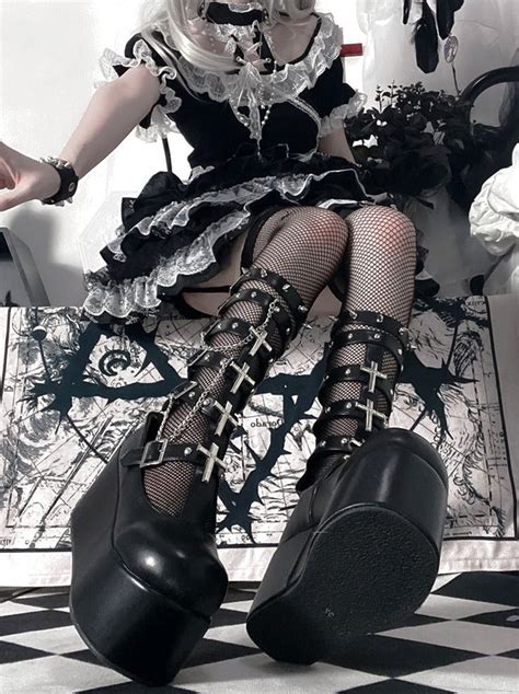 ゴシックパンククロスチェーンリベットストラップレザーブーツ Kawaii Fashion Outfits Fancy Outfits