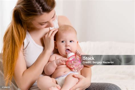어머니 하 고 하얀 침대에 아이입니다 햇볕이 잘 드는 침실에서 기저귀에 엄마와 아기 소녀 가구에 대한 스톡 사진 및 기타 이미지