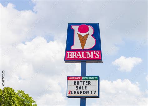 Foto De Braums Restaurant Exterior With Sign And Trademark Logo Braum