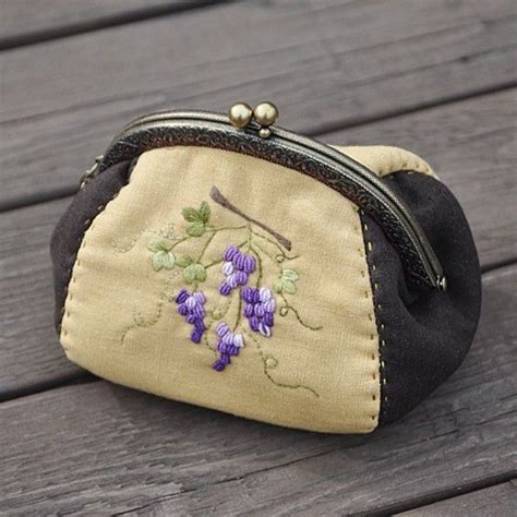 포도송이 프레임 파우치 예전에 박근혜 대통령께 선물로간 자수입니다 요번엔 수강용으로 린넨을 사용했습니다 야생화자수파우치 프랑스자수 야생화느낌자수 Embroidery