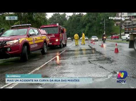 Motorista se perde na curva da Rua das Missões e vai parar dentro do rio