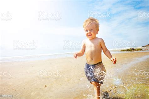 어린 소년은 빨리 실행하고 모래 바다 해변에서 시작 2 3 살에 대한 스톡 사진 및 기타 이미지 2 3 살 귀여운 금발 머리 Istock