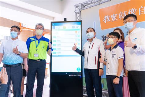 市政新聞 新北智慧低碳校園再升級 侯友宜啟用校園冷氣智慧能源管理系統 新北市政府