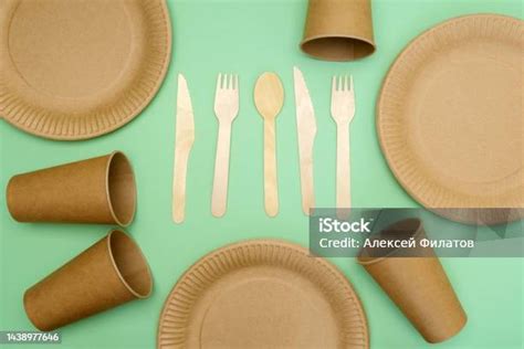 환경 친화적 인 식기 크래프트 종이 식품 포장 및 거리 식품 포장을위한 종이 컵 접시 나이프 포크 위쪽 보기 주방용품 가게에 대한 스톡 사진 및 기타 이미지 Istock
