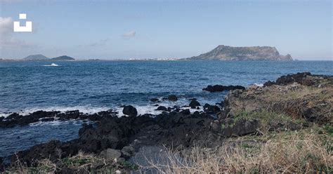 낮 동안 푸른 하늘 아래 산 근처의 수역 사진 Unsplash의 무료 대한민국 이미지