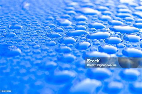 투명 한 여전히 물이 연한 파란색 배경에 떨어집니다 푸른 물 방울 유리에 비의 방울 블루 추상 물 드롭 배경입니다 물 표면 강에 대한 스톡 사진 및 기타 이미지 Istock