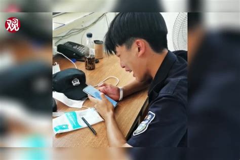 美术生高考后当“小保安”，打工现场查完分喜极而泣，手抖着给爸爸打电话报喜爸爸高考报喜