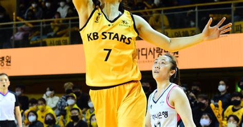 박지수 트리플더블급 활약 최희진 부활 조짐 Kb 대역전 4강 도전 하나원큐 양인영 5반칙 이후 한계