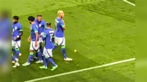VÍdeo Racismo Em Paris Torcedor Joga Banana Em Brasileiro Em Jogo