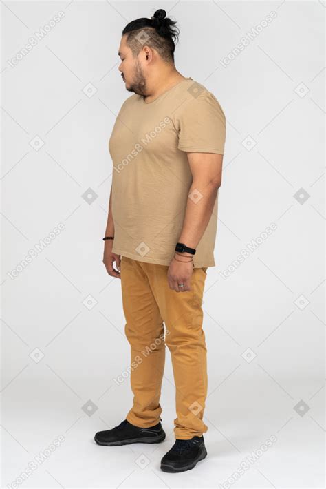 옆으로 서있는 사람 사진