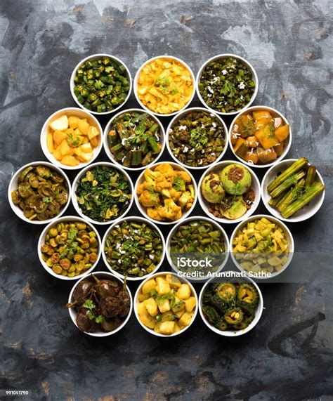 인도 Sabzi 야채 튀김 요리법 변덕 또는 다채로운 배경 위에 흰색 그릇에 제공 됩니다 선택적 초점 가지 채소에 대한 스톡