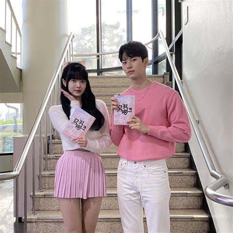Potret Eunchae Dan Lee Chae Min Jadi Mc Music Bank