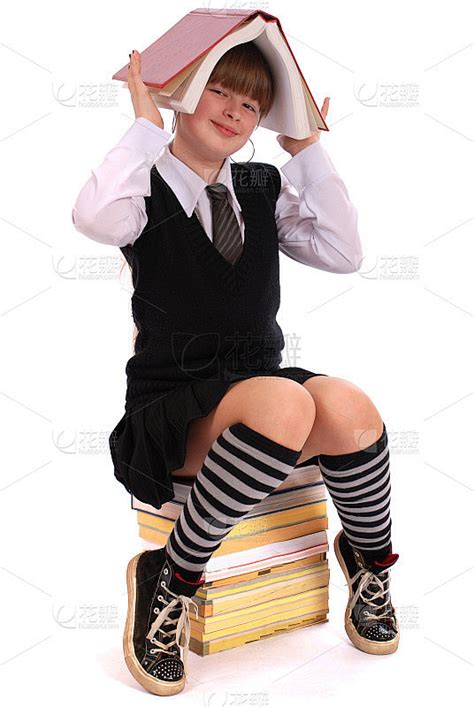 女孩把打开的书顶在头上