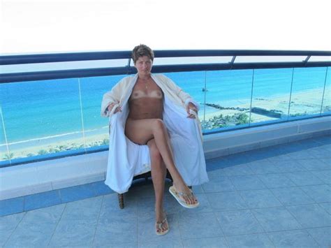 Foto De Milf Nude On Balcony Tan Lines