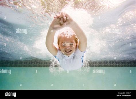 Avanti Tuffo In Piscina Immagini E Fotografie Stock Ad Alta Risoluzione