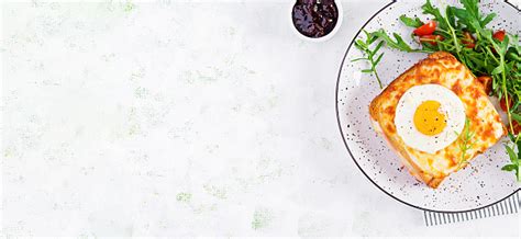 아침 식사 뜨거운 샌드위치 테이블에 크로크 마담 샌드위치와 라떼 마끼아토 커피 한 잔 프랑스 요리 맨 위 보기 오버헤드 복사 공간 전원주의에 대한 스톡 사진 및 기타 이미지