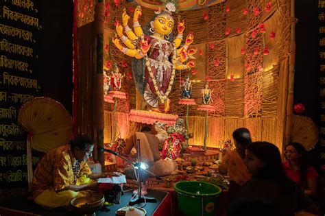 힌두교 Purohit는 Durga Puja Pandal 안에 푸자 재료로 여신 Durga를 숭배합니다 두르가 푸자 의식 힌두교의