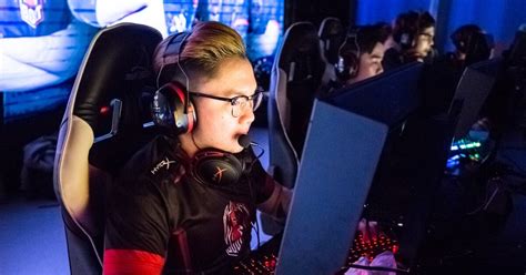 Why Esports Players Wear Two Headphones 6 Amazed Hidden Reasons