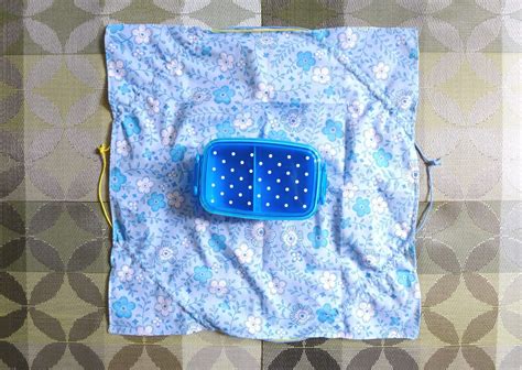 ハンカチ2枚でお弁当箱袋が完成リバーシブルなランチクロスにも ぎゅってWeb 手作り小物 布 ランチョンマット 手作り お弁当 巾着