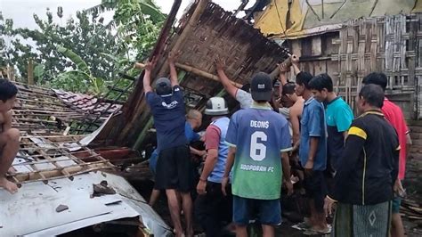 Rumah Di Jombang Roboh Diterpa Angin Kencang