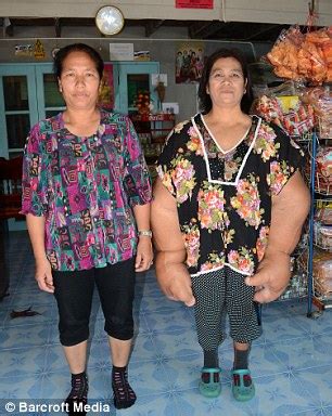 Meet The Woman With The Biggest Hands In The World Photos Ynaija