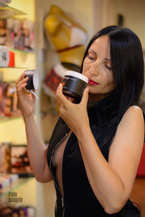 За полуничкою в сексшоп НЮ в магазині Пабло Інкогніто