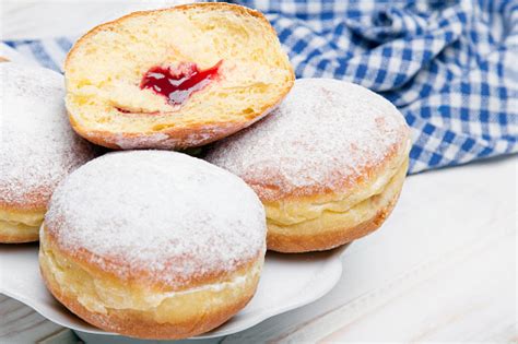 전통적인 폴란드어 도넛 나무 바탕에 가루 설탕 맛 있는 도넛과 잼 Shrove Tuesday에 대한 스톡 사진 및 기타 이미지