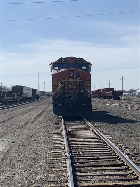 Bnsf Dash 9 Front View R Trainporn