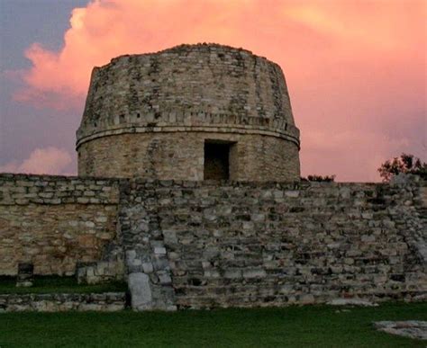 Templo Redondo De Mayapán Yucatán México