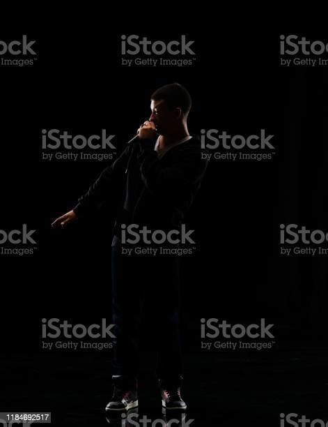 전체 길이한 사람1 인정면 2029 세 성인 잘 생긴 사람들 백인 남성젊은 남자 가수음악가 서노래행복 하 고 마이크를 들고 검은