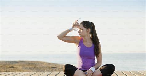 젊은 여자가 해변 근처 부두에서 운동을 하고 있다 사진 Unsplash의 물 이미지