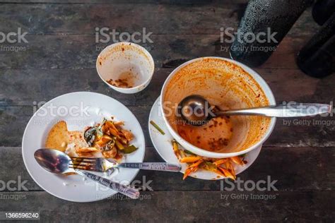 붉은 소스의 더러운 자국이있는 빈 흰색 접시의 상단 보기 숟가락과 포크와 녹색 야채와 복사 공간이있는 나무 테이블에 포크 남은 음식에 대한 스톡 사진 및 기타 이미지