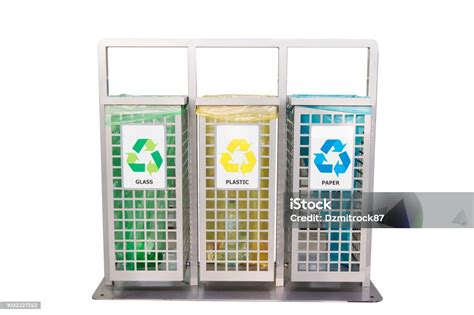 흰색 절연 종류의 쓰레기 컨테이너 쓰레기를 정렬합니다 생태와 재활용 개념입니다 정렬 낭비 플라스틱 유리 종이 대 한 정렬된 쓰레기와 함께 쓰레기통 휴지통 쓰레기에 대한 스톡