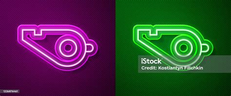 보라색과 녹색 배경에 격리 빛나는 네온 라인 휘파람 아이콘 심판 기호입니다 피트니스 및 스포츠 표지판 벡터 일러스트레이션 강사에 대한 스톡 벡터 아트 및 기타 이미지