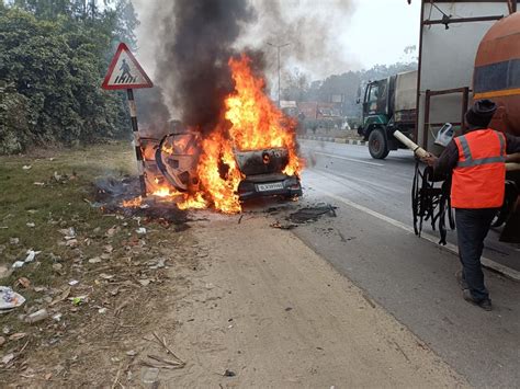 Massive Firebroke Out In A Moving Car In Meerut Video मेरठ में चलती