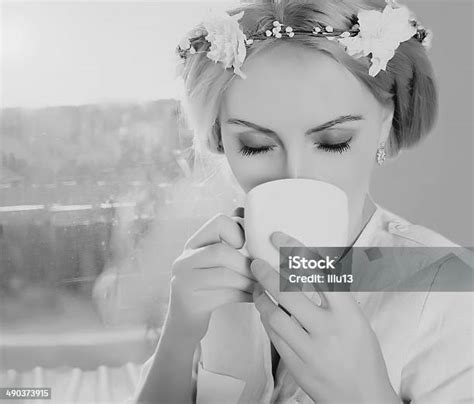 여자아이 커피 한 잔의 개념에 대한 스톡 사진 및 기타 이미지 개념 개념과 주제 귀걸이 Istock