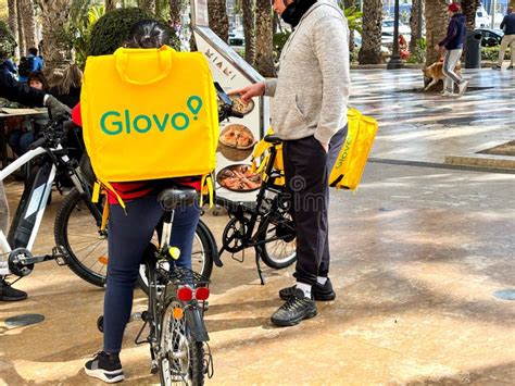 Conductores En Un Ambiente Urbano Con Bolsas De Glovo Discutiendo