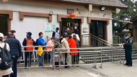 武功山游客爆满发紧急通告关闭线下售票窗口腾讯视频