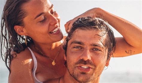 Kelly Bailey Anuncia Gravidez E Mostra Barriguinha