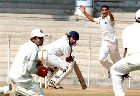 R Srinivasan Looks Back After Edging One From Pradeep Sangwan