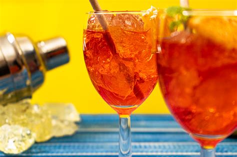 민트와 오렌지 잎 병 셰이커 레몬이 함께 상쾌한 아페롤 스프리츠 칵테일 2잔의 소박한 파란색 테이블의 수평 보기 0명에 대한