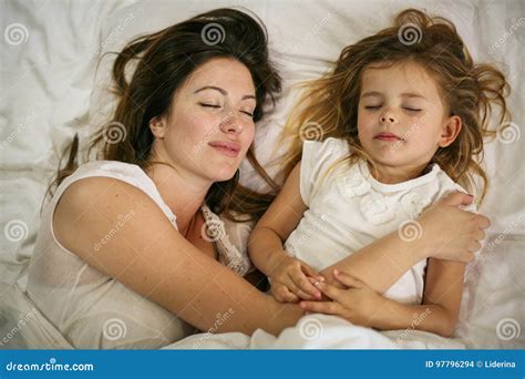 Madre E Figlia Che Dormono Insieme A Letto Madre E Daughte Fotografia Stock Immagine Di