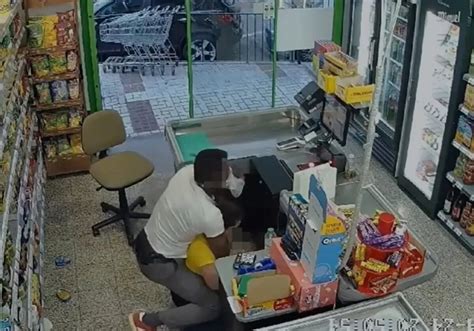 حمله وحشیانه به دختر جوان در فروشگاه توسط سارق پناهجو فیلم